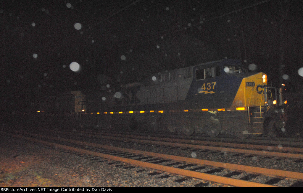 CSX AC44CW 437 leads Q301-31